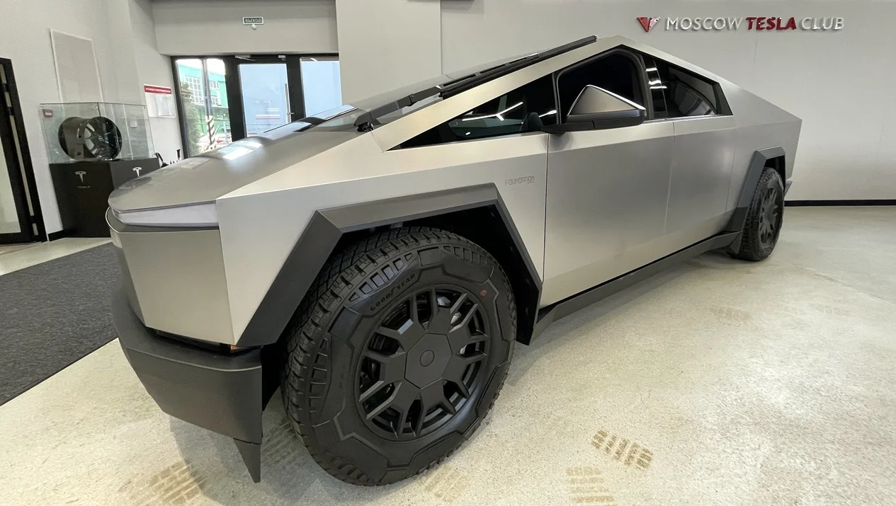 Купить Tesla Cybertruck Foundation Series 2024 серебристый в Москве по ...
